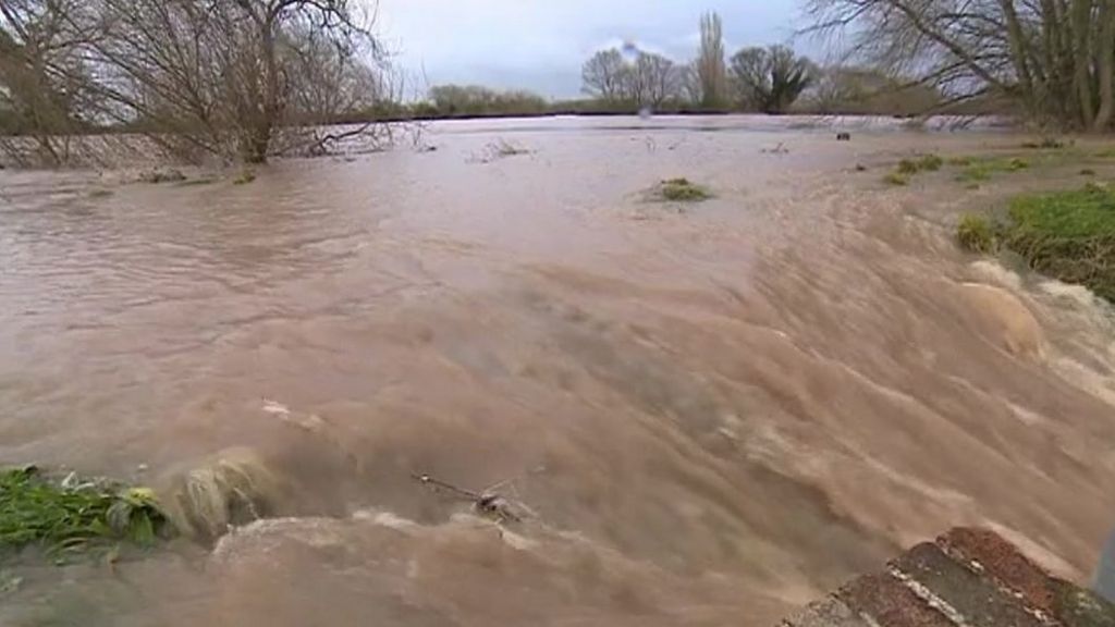 River Severn bursts banks at Minsterworth after bore - BBC News