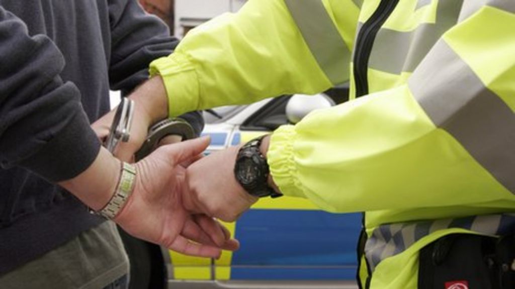 Mental health staff to be based in police stations - BBC News