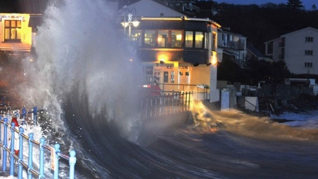 In pictures: High tides and flooding - BBC News