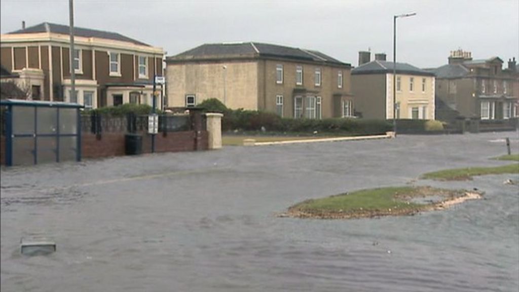 Scotland weather: High tide in Ardrossan - BBC News