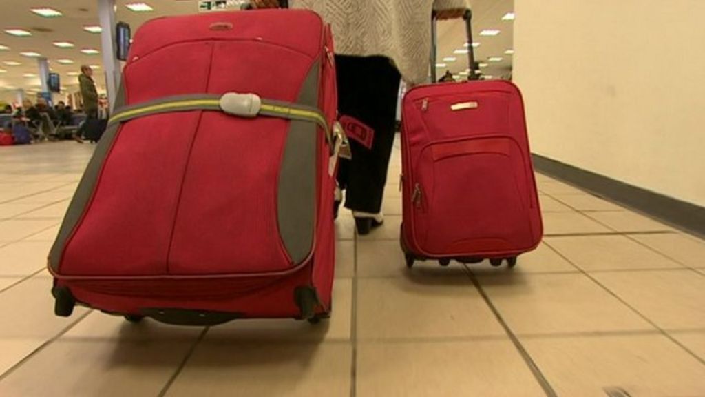 New Romanian and Bulgarian migrants arrive at Luton Airport - BBC News