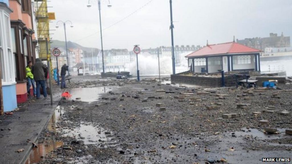 Aberystwyth and Borth clear-up after high tides - BBC News