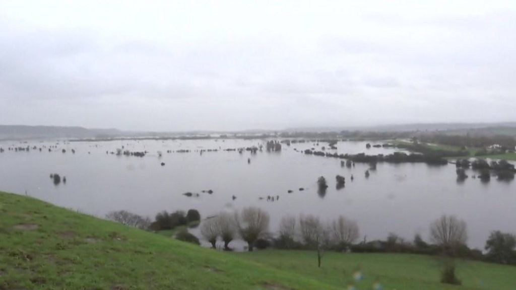 Flood water affects all major roads into Yeovil - BBC News
