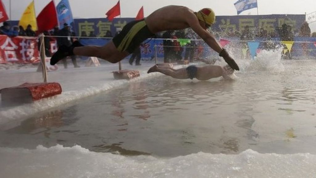 China ice swimmers brave water for contest - BBC News