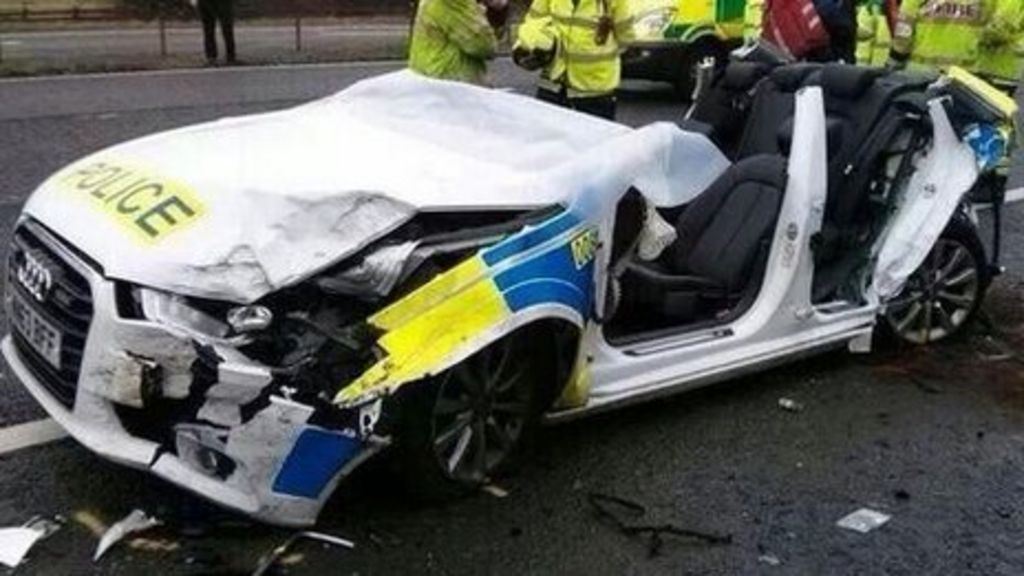 Police car involved in M4 crash near Swindon - BBC News