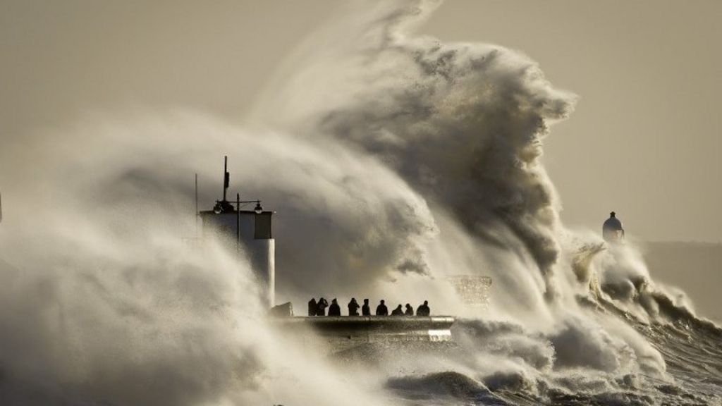 UK storms: Giant waves hit amid fresh flooding fears - BBC News