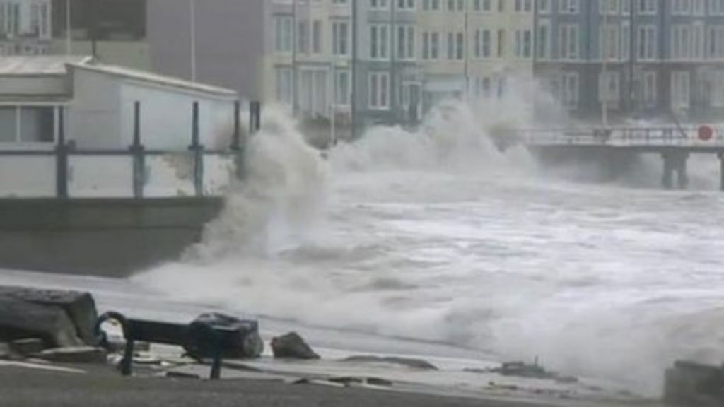 250 evacuated over Aberystwyth flood fear - BBC News