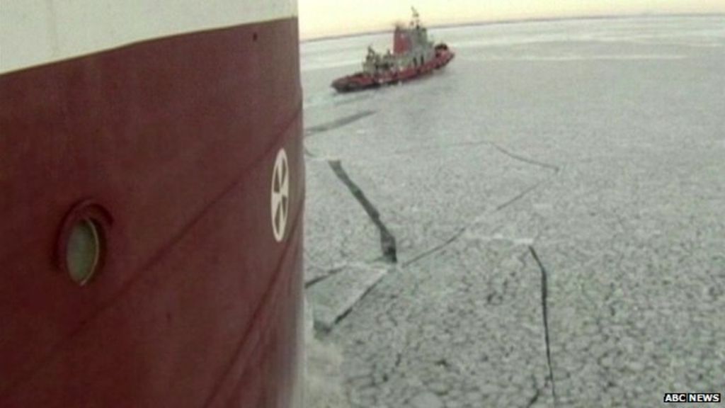 Ice-breakers on Lake Michigan as US weather worsens - BBC News