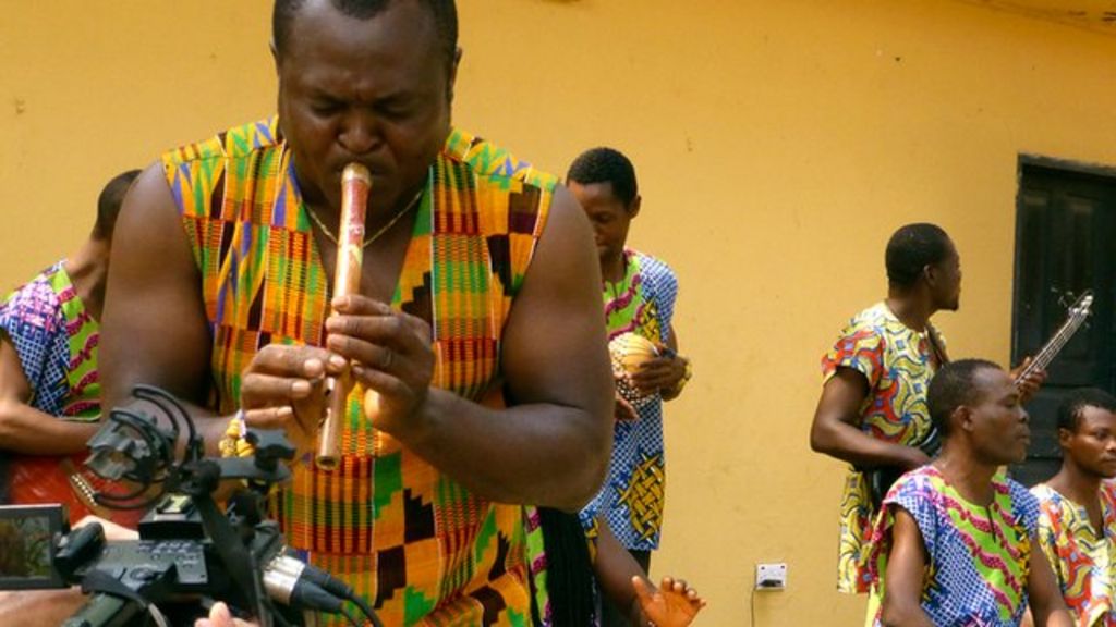 Queen's Baton Relay: The 'flute magician' of Ghana - BBC News