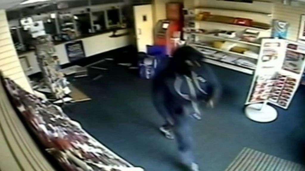 'Ham-fisted' thief caught on CCTV in Failsworth post office - BBC News
