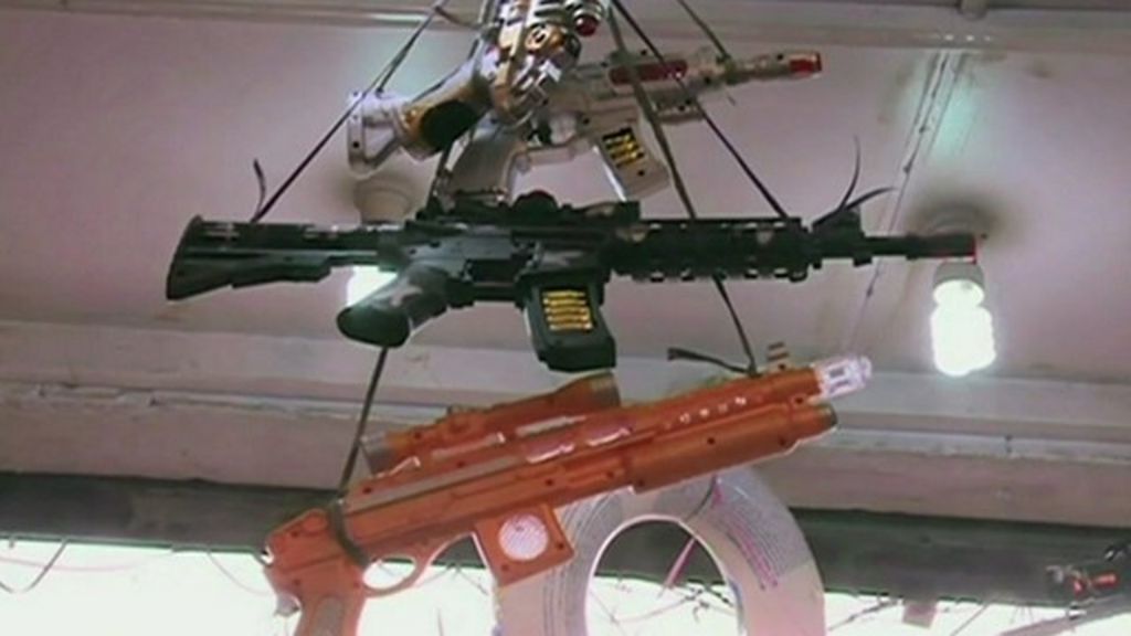 Toy gun sales soar in Pakistan - BBC News