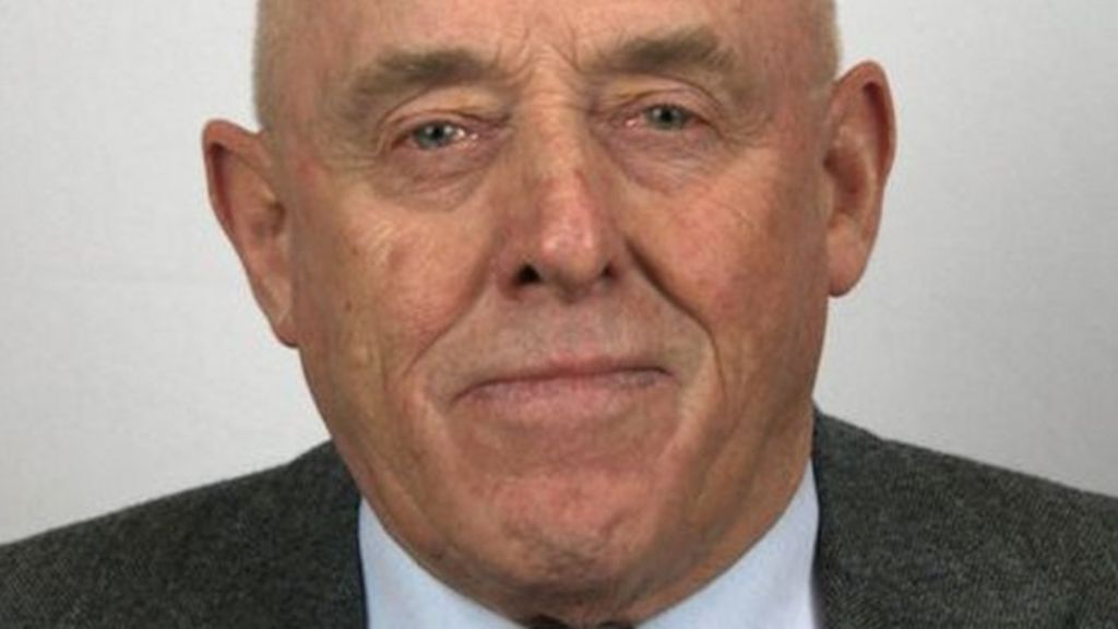 Powys council leader David Jones loses no confidence vote - BBC News