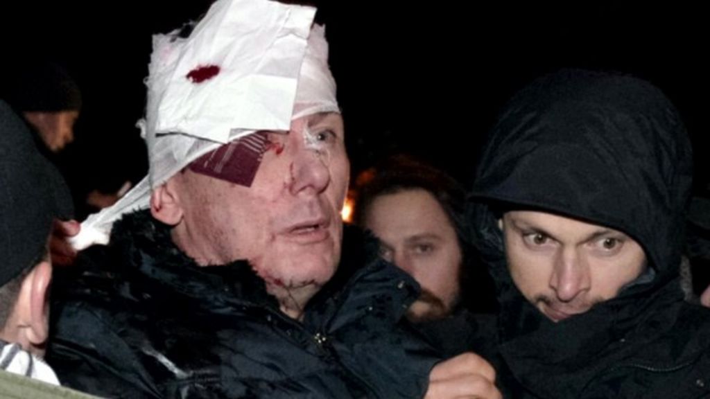 Ukraine ex-minister Lutsenko hurt in Kiev clashes - BBC News