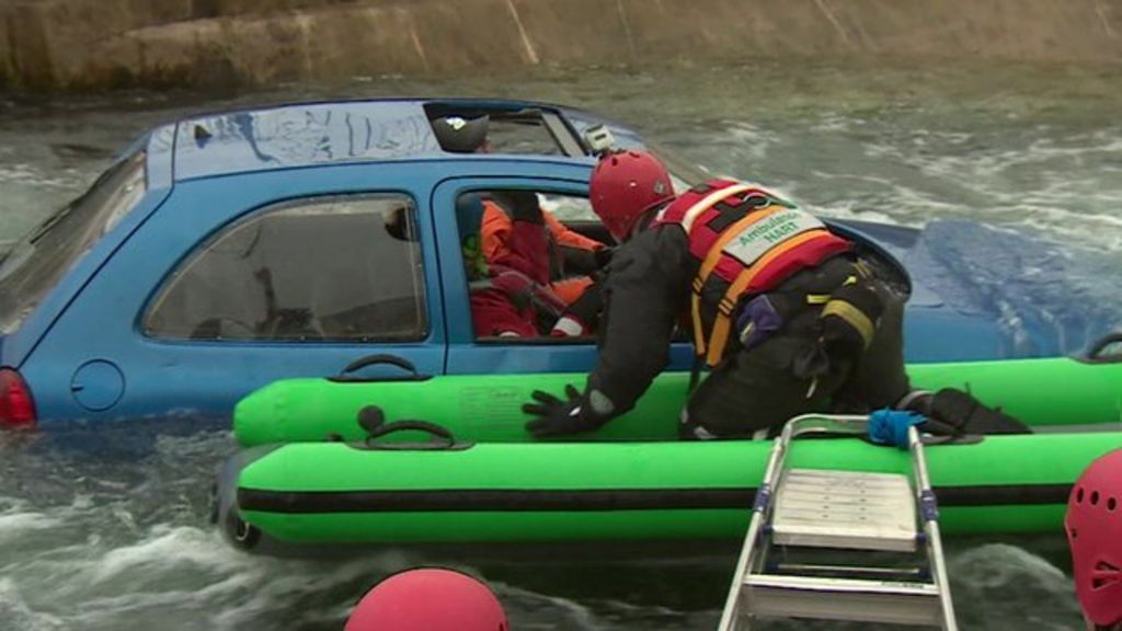 Flood crew training in Wales for emergency services - BBC News