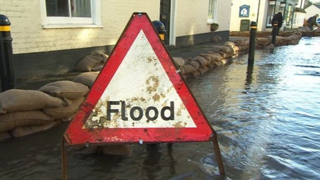 Flooding threatens Hambledon village homes - BBC News