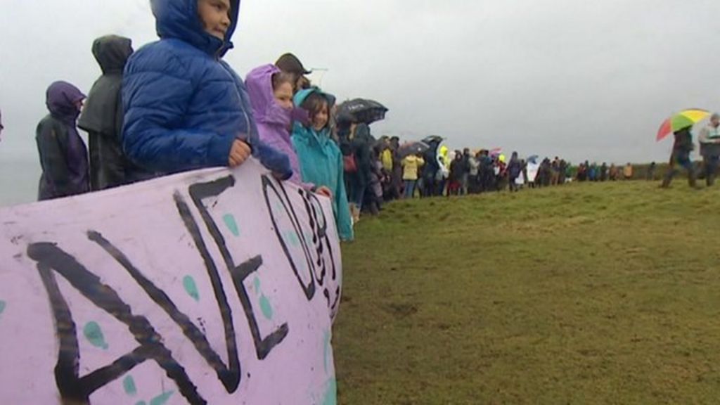 Hundreds join Whitsand Bay silt dumping protest - BBC News