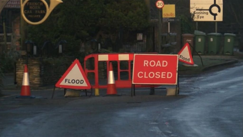 Flooded Sonning Bridge opens after two weeks - BBC News