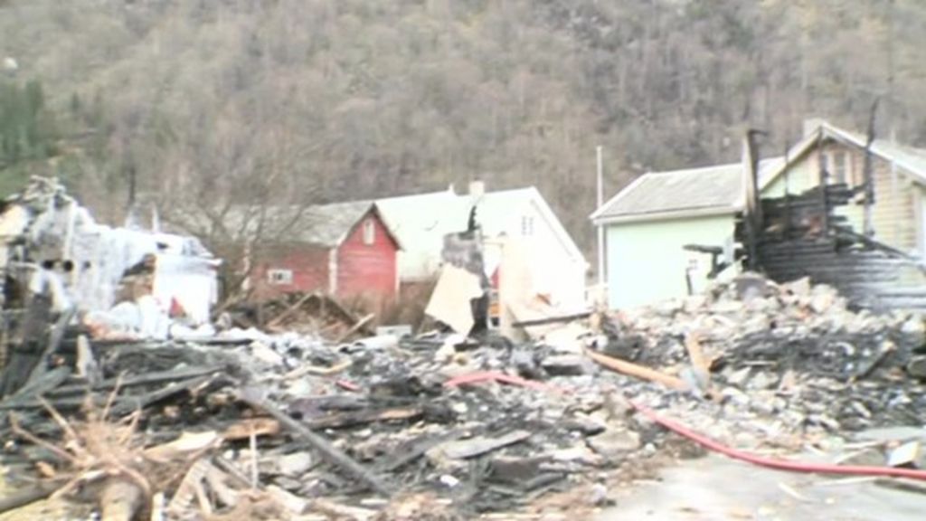 Norway Laerdalsoyri fire: Dozens of wooden homes burnt - BBC News