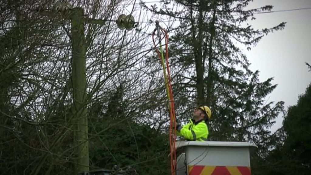Storm power cuts: Bosses accused of 'complacency' - BBC News