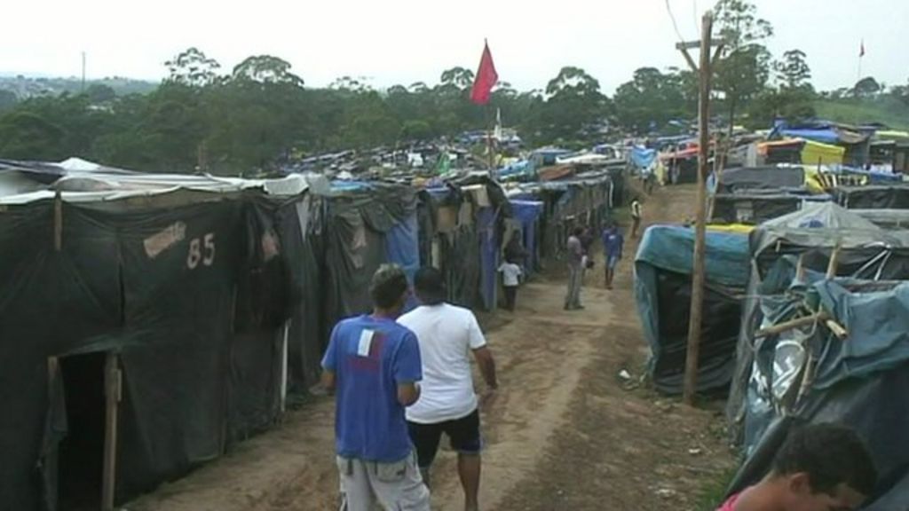 Thousands of homeless Brazilian families occupy land - BBC News