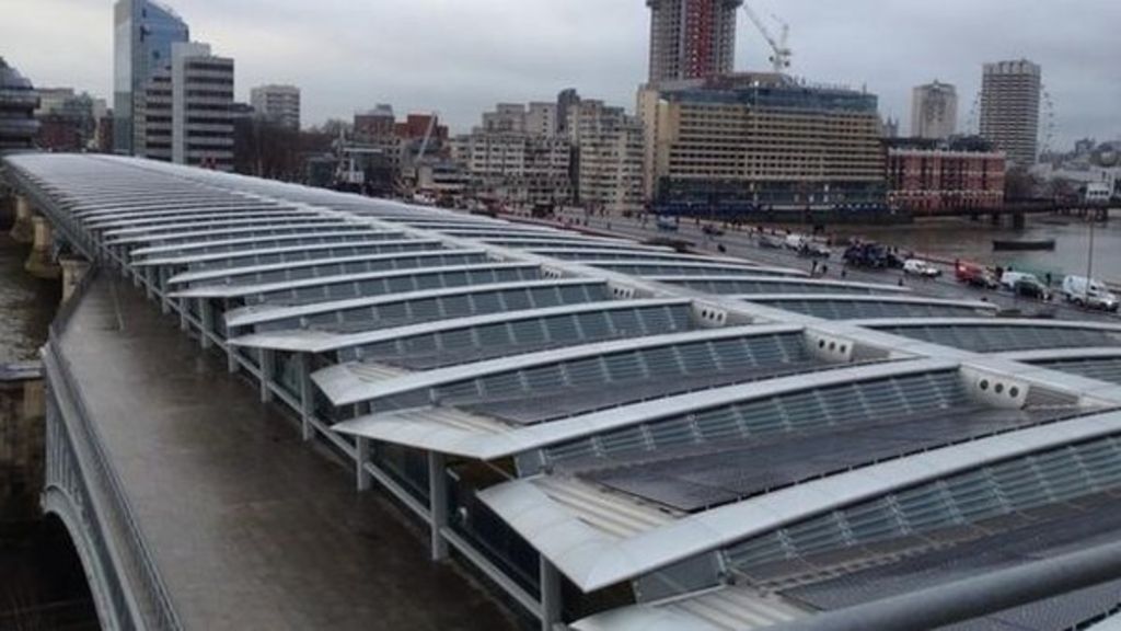 Solar bridge unveiled at Blackfriars station - BBC News