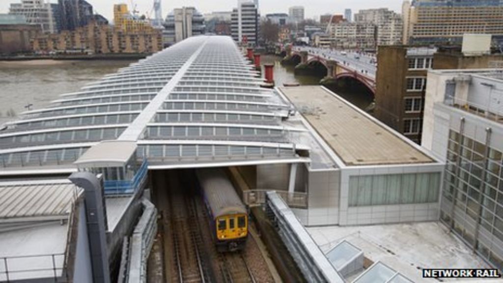 Solar bridge unveiled at Blackfriars station - BBC News