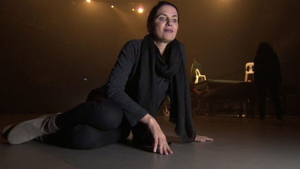 Actress Sadie Frost takes on acrobat role - BBC News