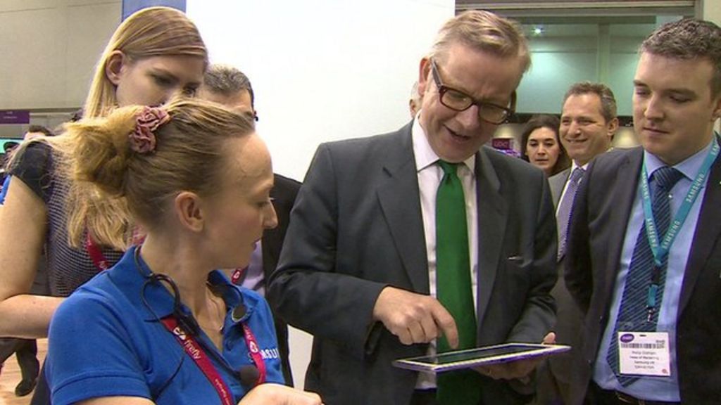 Computer coding push for primary pupils in England - BBC News