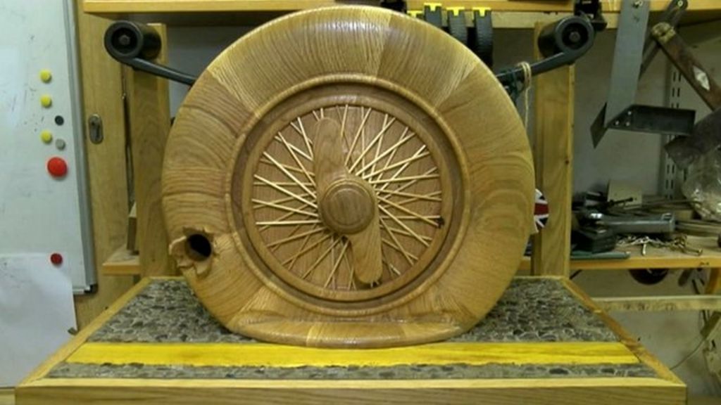 Bespoke bird box hobby takes off - BBC News