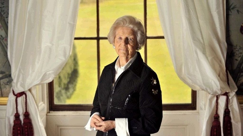 Obituary: Dowager Duchess of Devonshire - BBC News