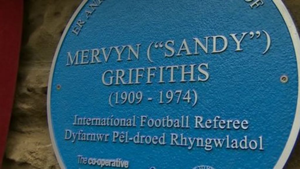 Referee Mervyn Griffiths remembered with blue plaque - BBC News