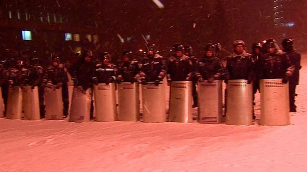 Ukraine riot police stand guard in snow in Zaporizhya - BBC News