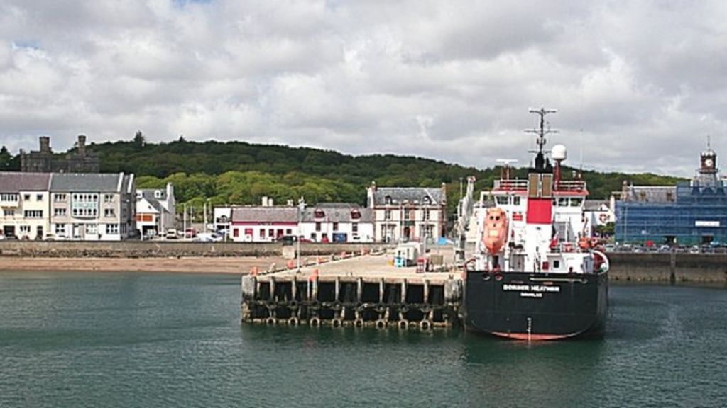 Freight ship MV Clipper Ranger crashes into Stornoway pier - BBC News