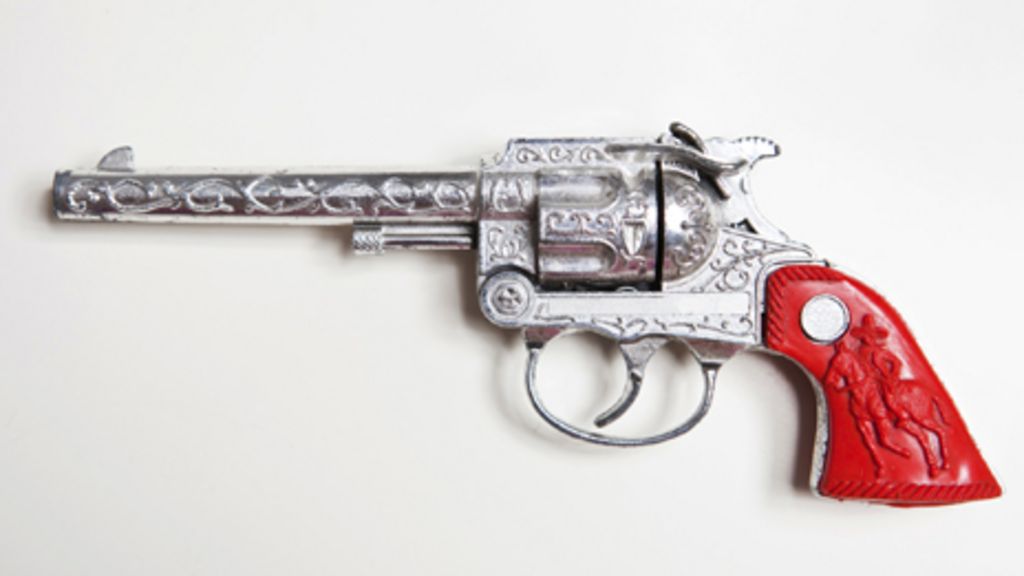 Hong Kong: Toy gun takes aim at Japan - BBC News