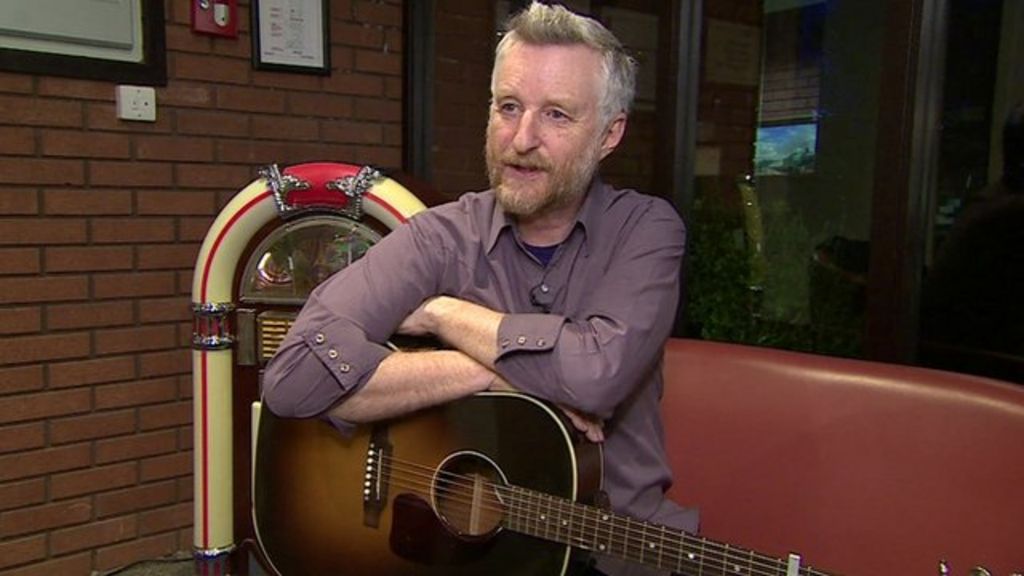 Billy Bragg pays tribute to folk singer Pete Seeger - BBC News