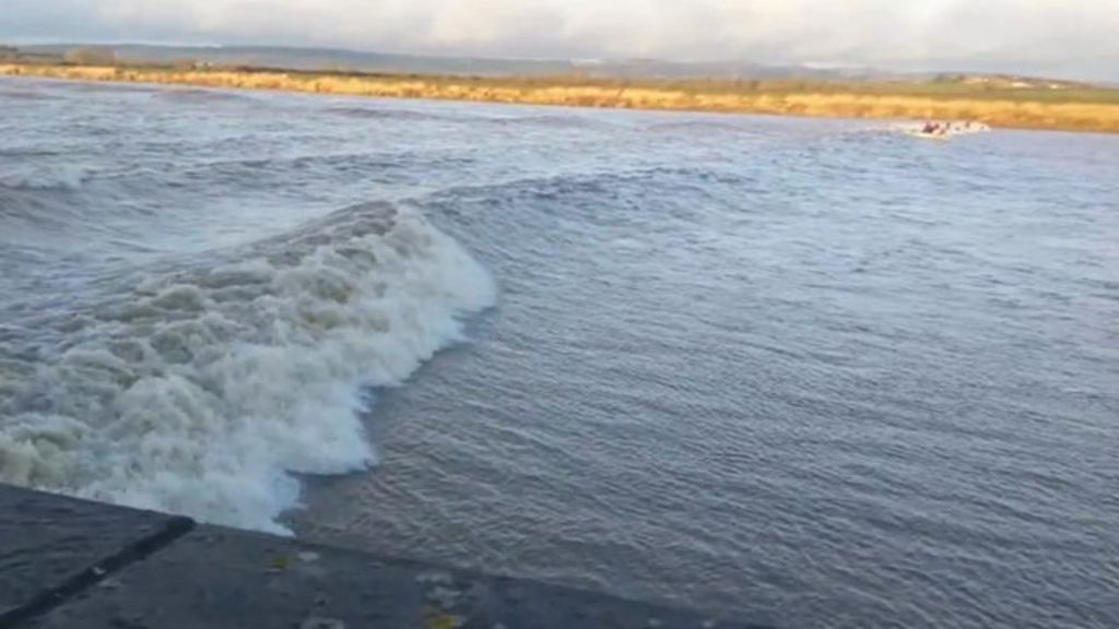 Severn Bore surges along river - BBC News