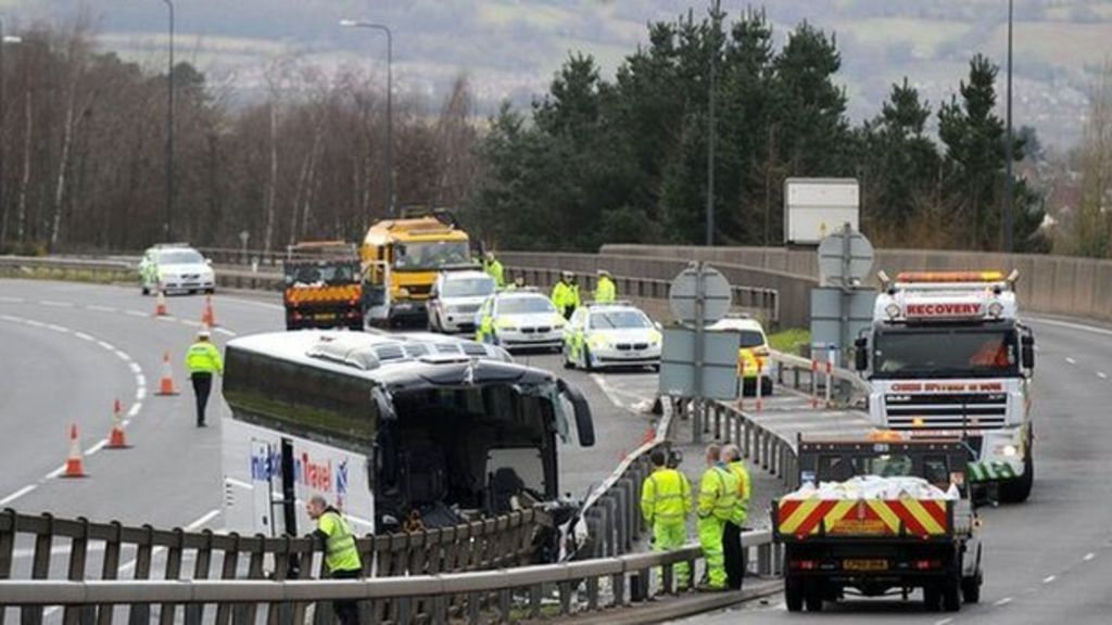 Traffic chaos as crash closes M4 in Newport - BBC News