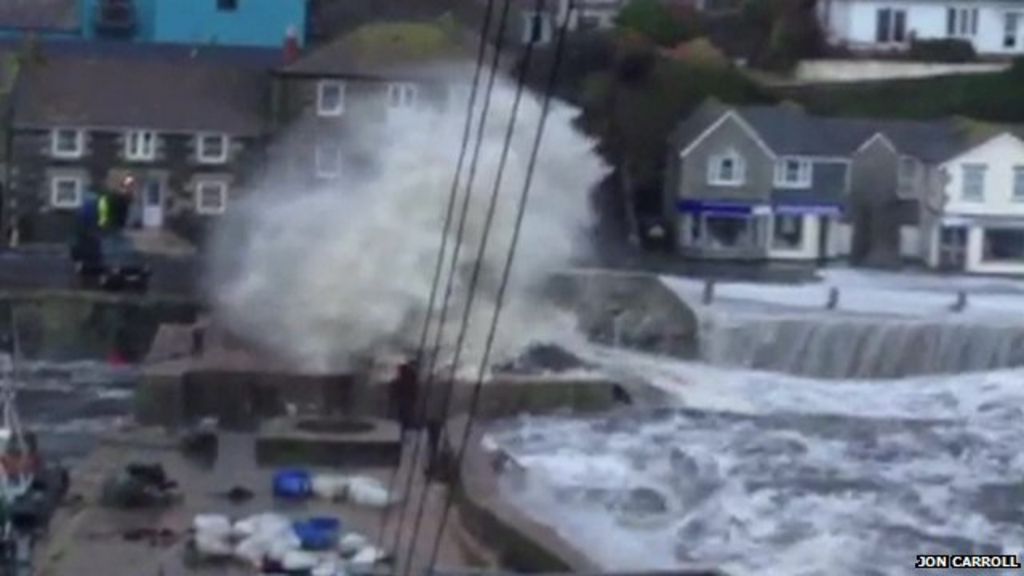 Boats filmed sinking as storm hits Cornish harbour - BBC News