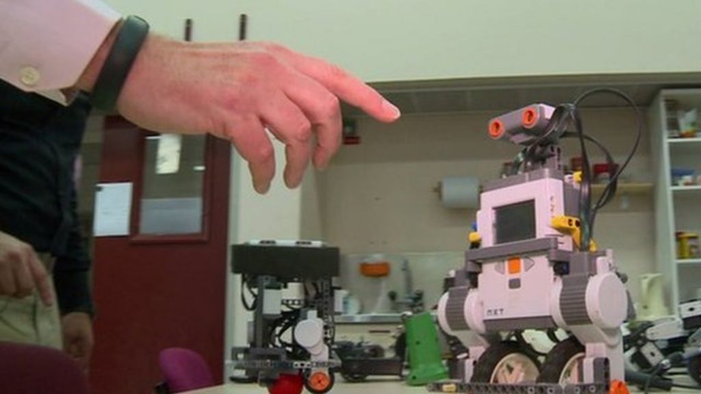 The Israeli lab where robots can balance and climb walls - BBC News