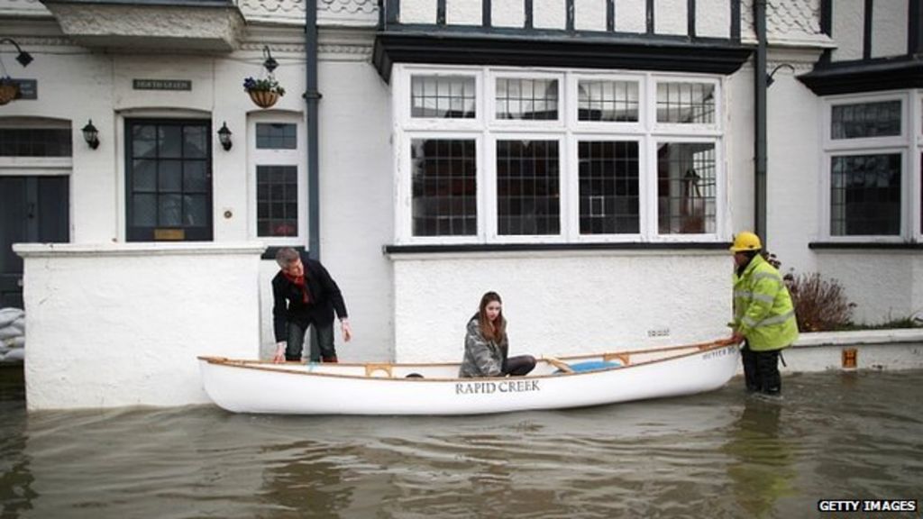 UK floods: Datchet residents scramble to protect homes - BBC News
