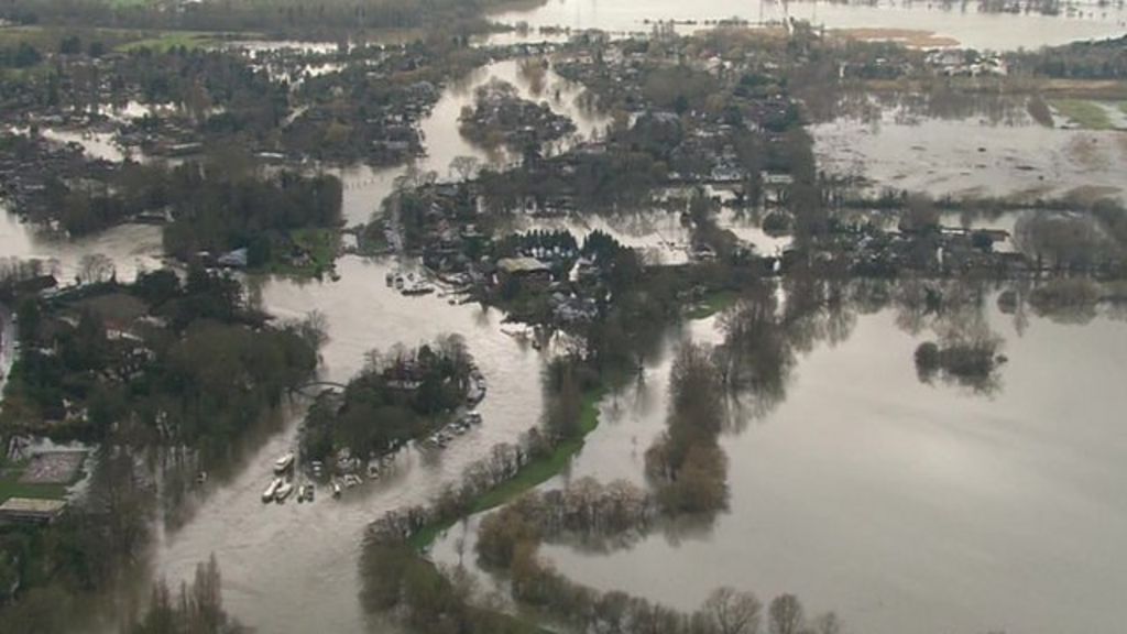 UK floods: Aerial footage of Thames floods - BBC News
