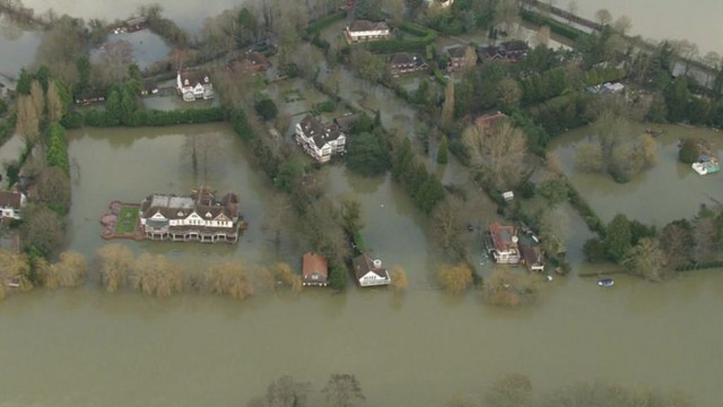 UK floods: Homes evacuated as swollen Thames keeps rising - BBC News