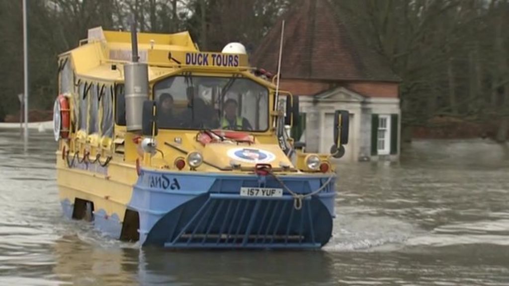 Residents on the Thames evacuated by Duck bus - BBC News