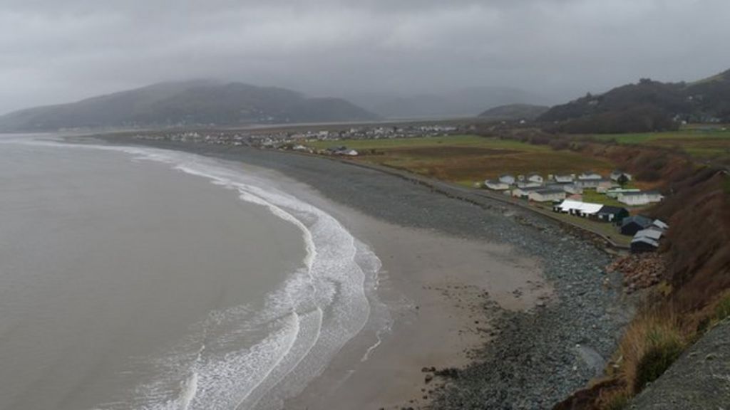 Legal action threat over coastal retreat of Fairbourne - BBC News