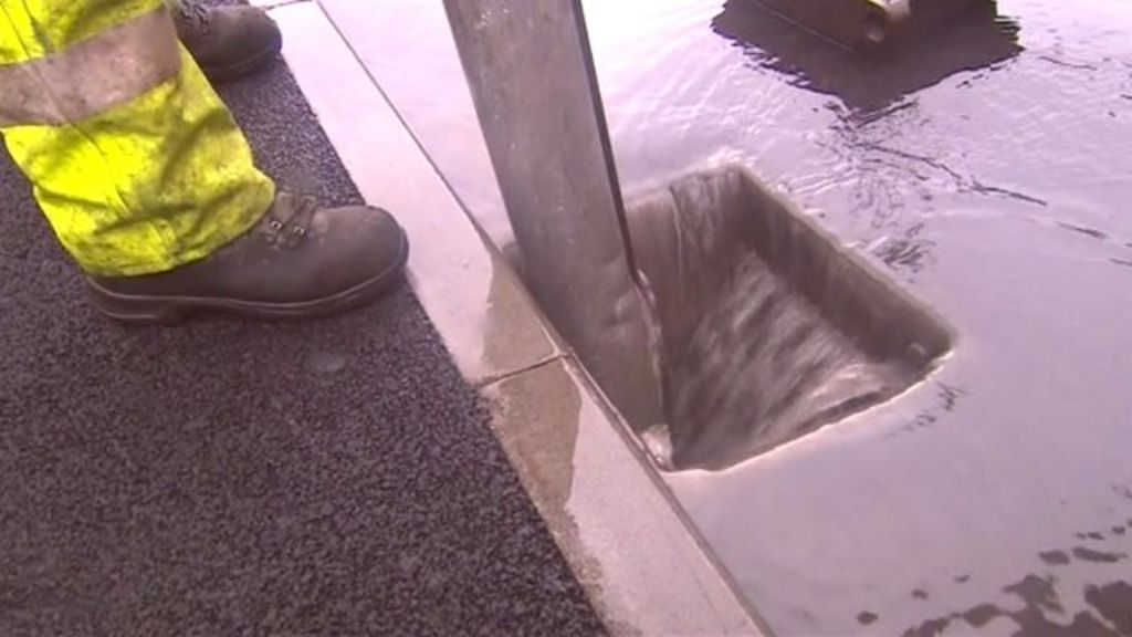 Worcester crews battle to keep drains clear as water rises - BBC News