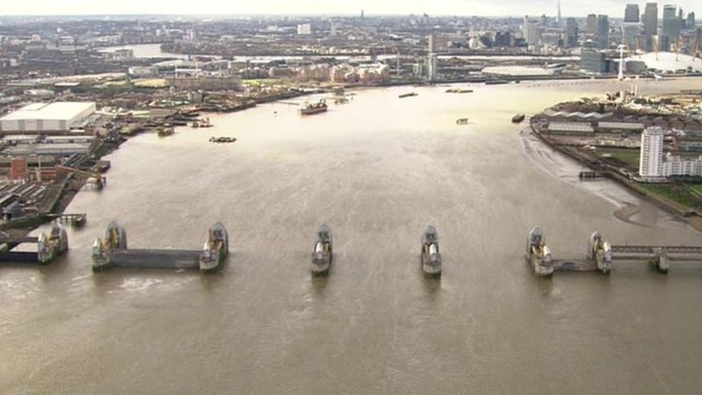 UK floods: A helicopter journey along the flooded Thames - BBC News