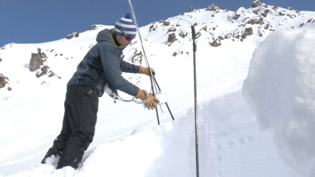 Finding the avalanche-causing layer - BBC News
