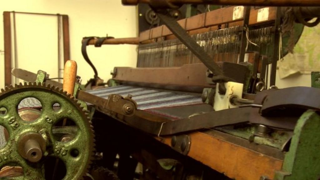 Weaving modern cloth with Victorian looms - BBC News