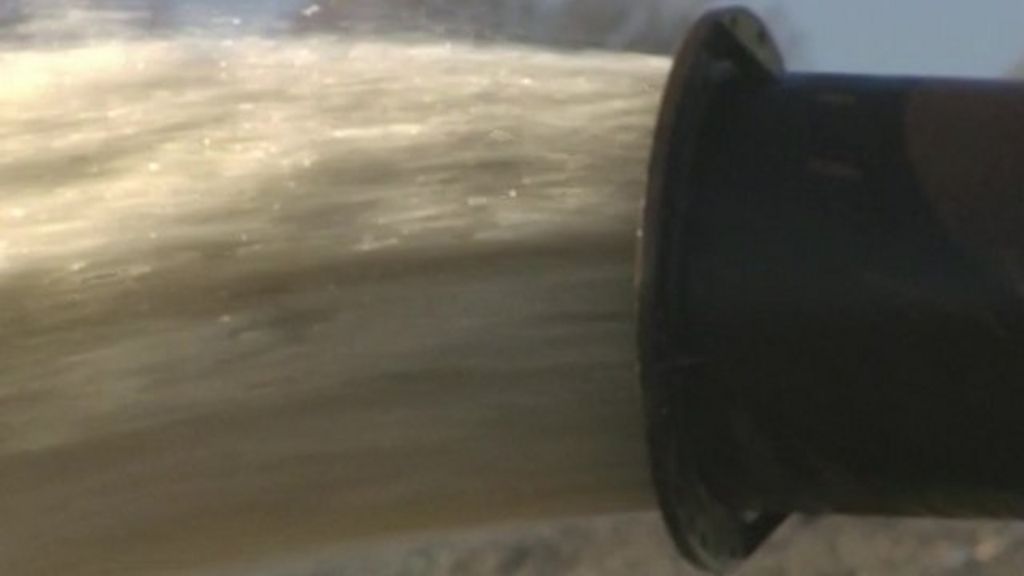 Giant pumps from Netherlands start work in Somerset - BBC News