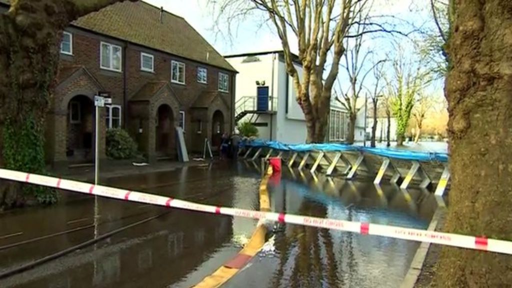 Winchester residents battle against rising flood water - BBC News